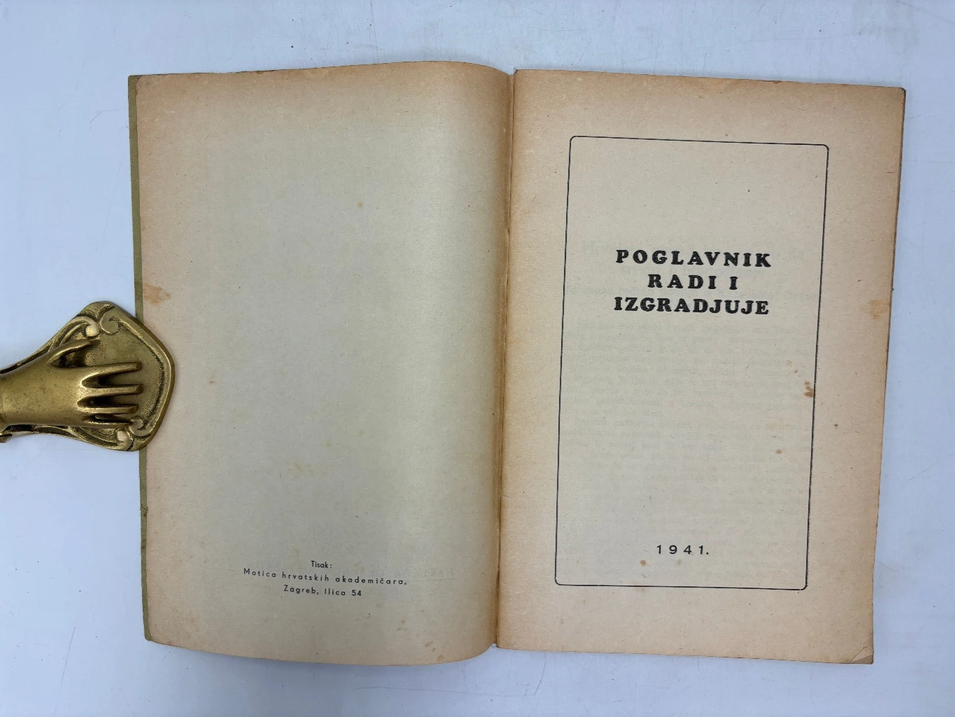 Poglavnik radi i izgrađuje knjige